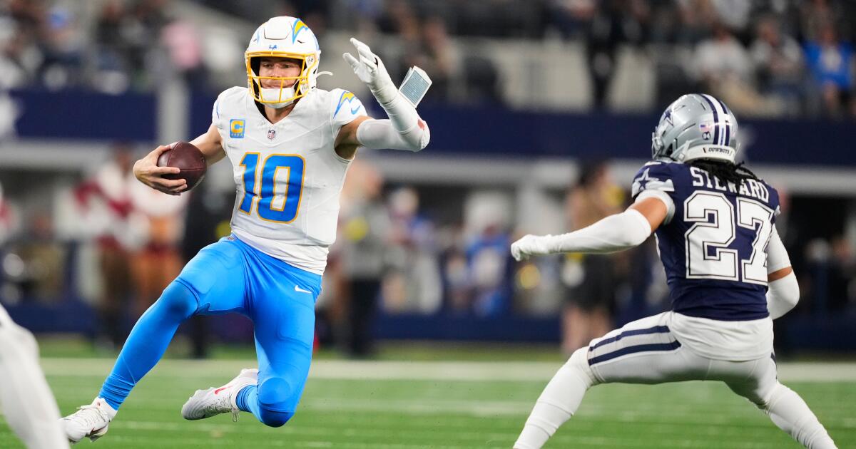 Chargers beat Cowboys, win 4th straight, move into playoff spot